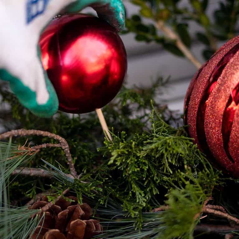 How to Make an Inexpensive Christmas Window Box